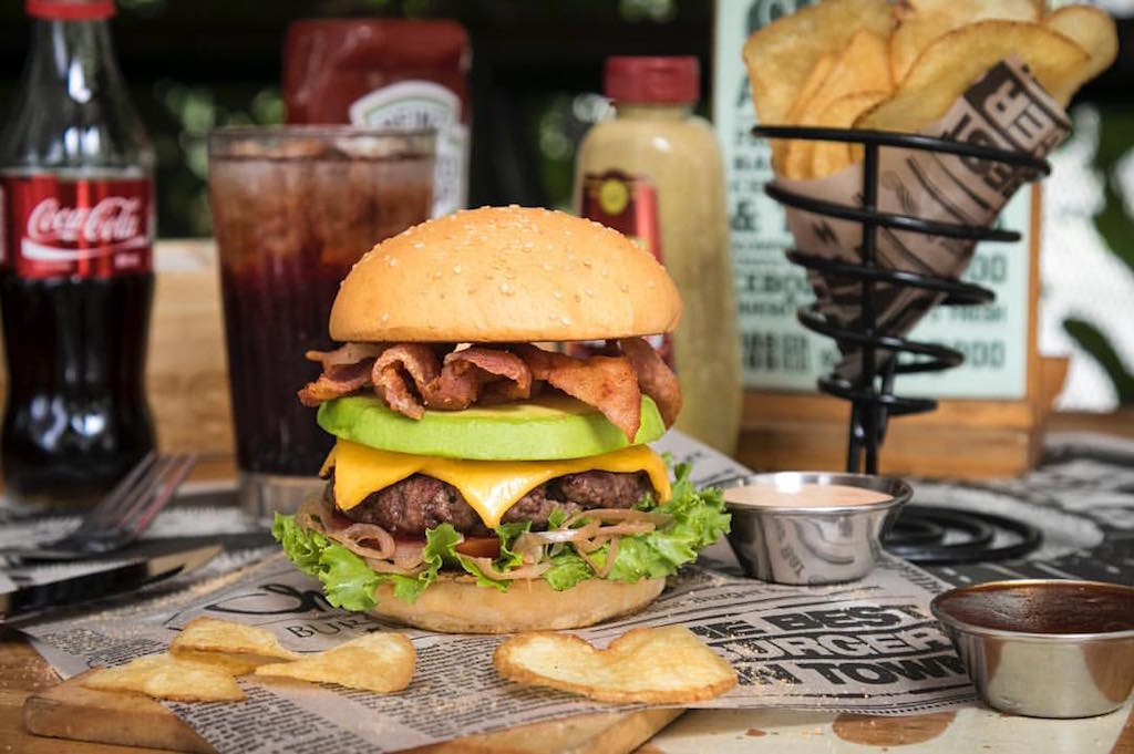 Chef Burger: A Popular Gourmet Burger Chain in Medellín