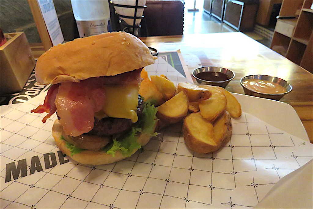 Chef Burger: A Popular Gourmet Burger Chain in Medellín