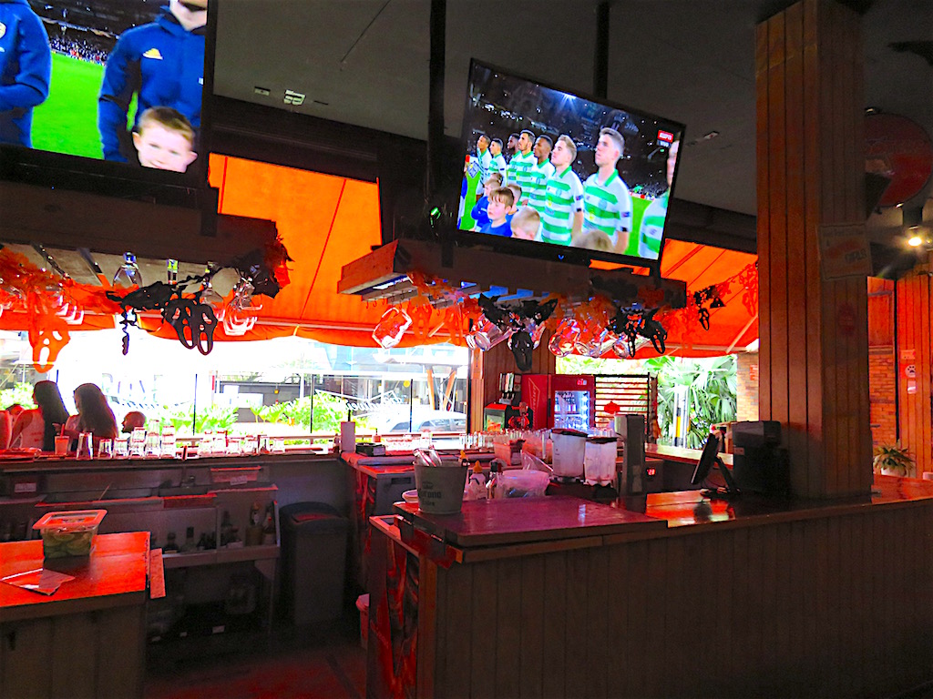 Hooters: A Popular U.S. Sports Bar in Medellín With Good Wings