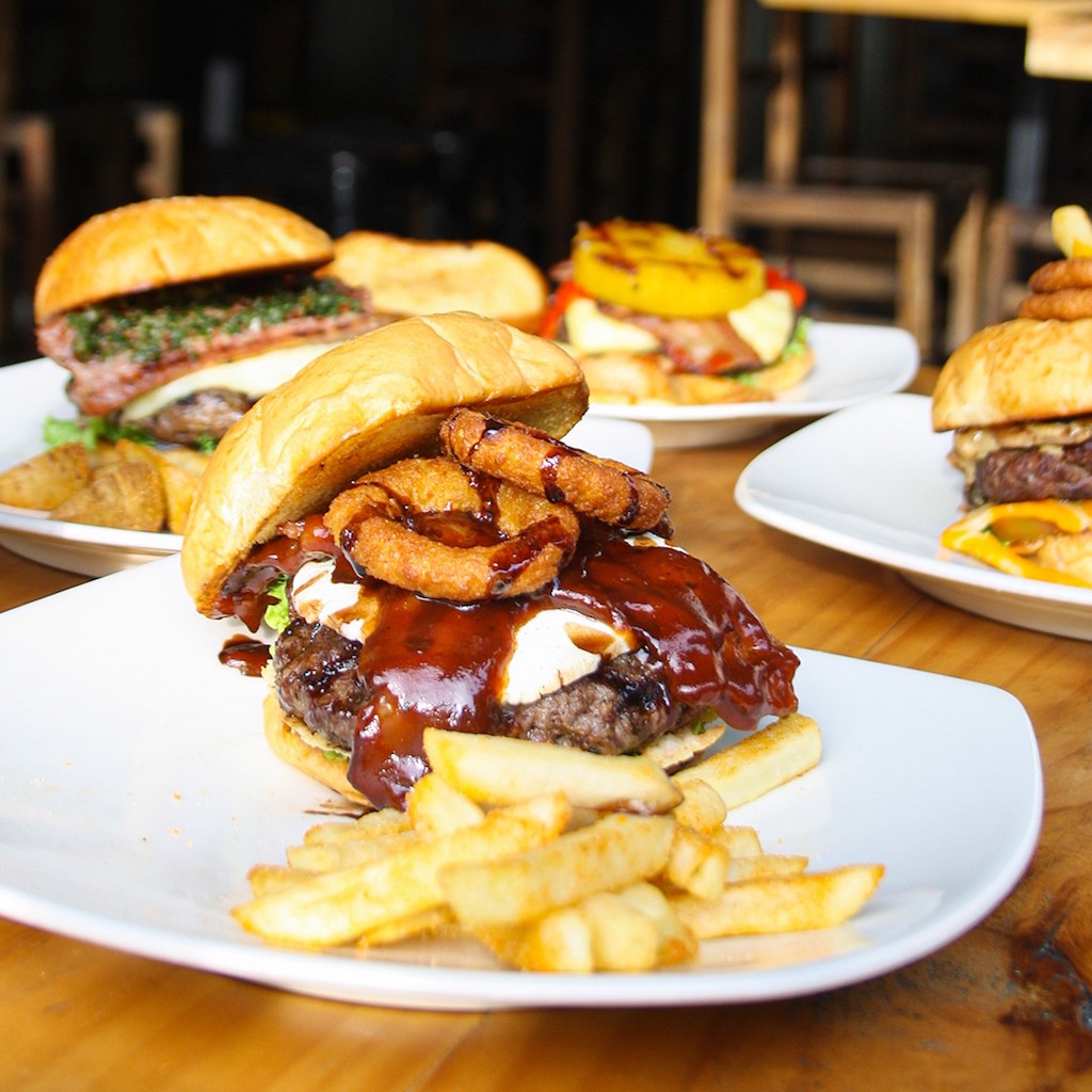 Idol Burger: A Chain of Two Restaurants in Medellín with Good Burgers ...